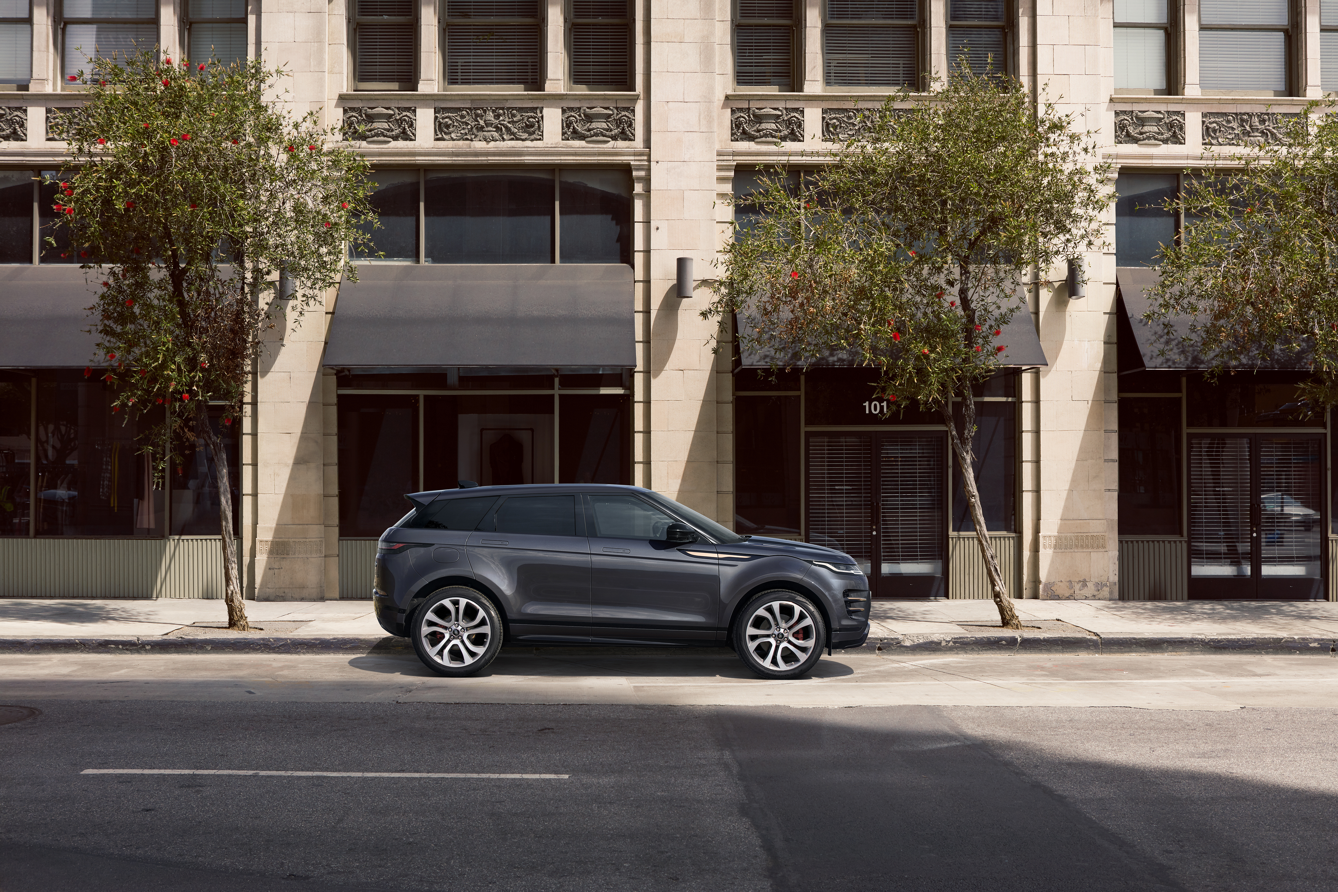 Range Rover Evoque bietet im Modelljahr 2021 drei neue Motoren mit Mild und Plug in Hybrid Technologie ein neues Infotainmentsystem und neue Ausstattungsvarianten Land Rover Media Newsroom