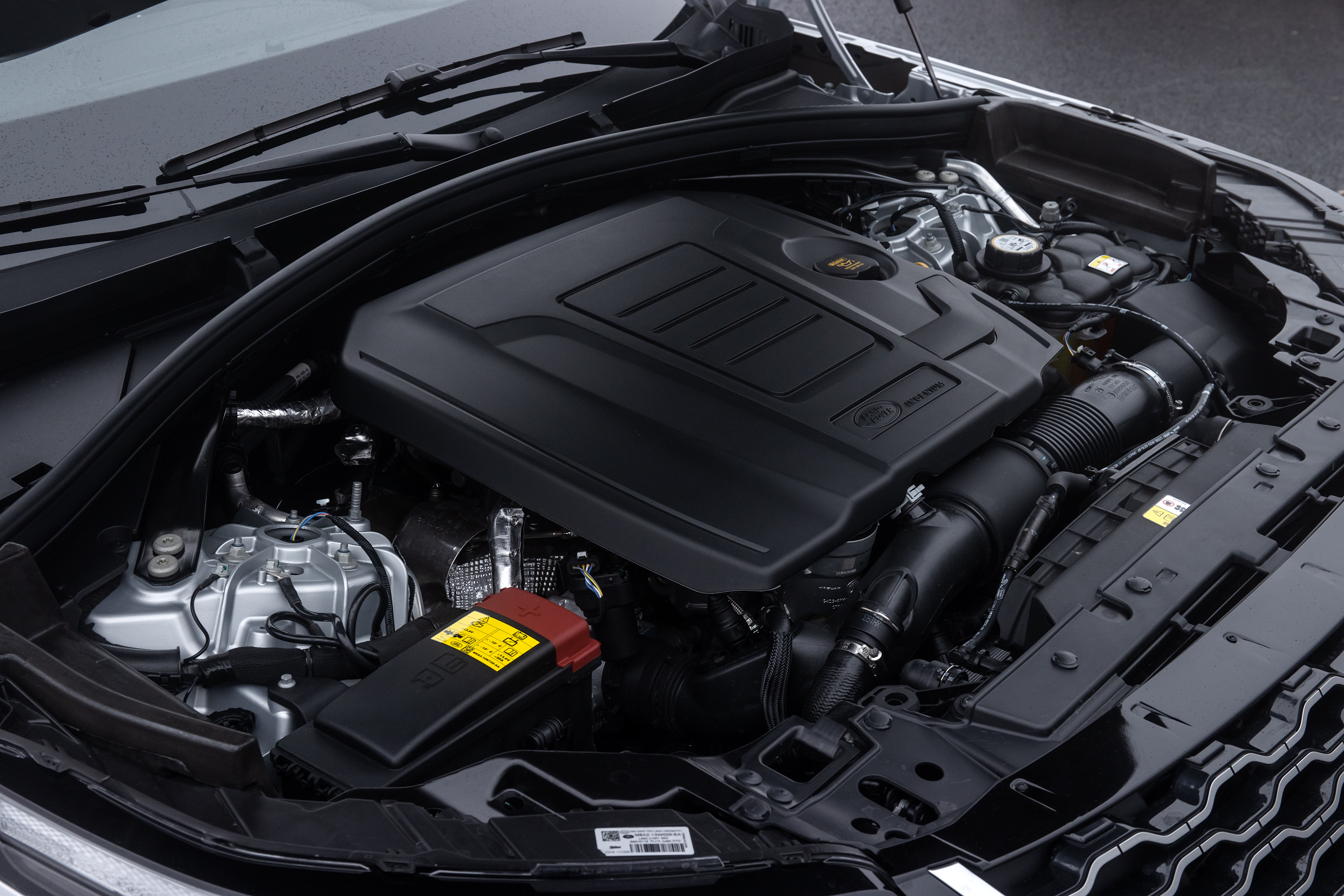 VELAR P400e PHEV S STATIC DETAIL CHARGING AND INTERIOR Land Rover Media Newsroom