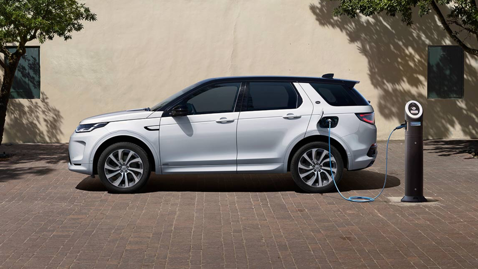 JAGUAR AND LAND ROVER CHARGING COMES TO THE UK POWERED BY PLUGSURFING Land Rover Media Newsroom