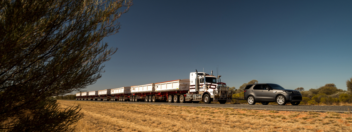 LE LAND ROVER DISCOVERY TRACTE UN TRAIN ROUTIER DE 110 TONNES DANS L ...