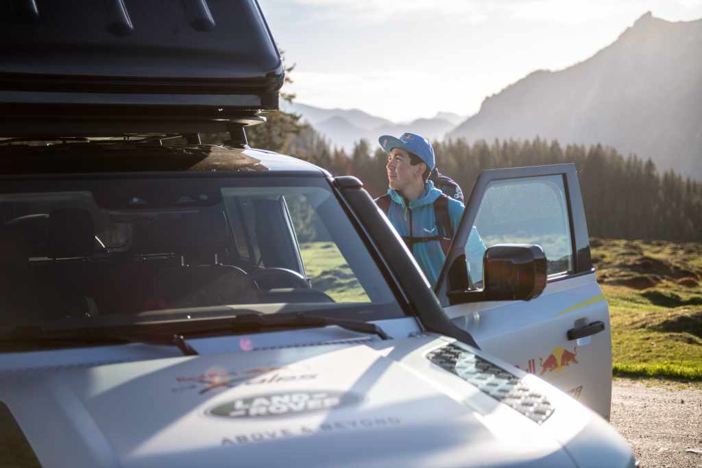 LAND ROVER DEFENDER SUPPORTS THE WORLD’S TOUGHEST ADVENTURE RACE | Land ...