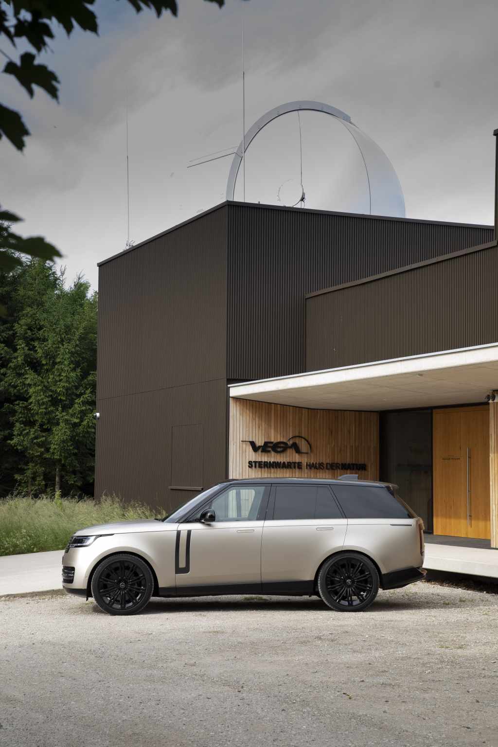 Der neue Range Rover - Sunset Gold/First Edition P530 | Land Rover ...