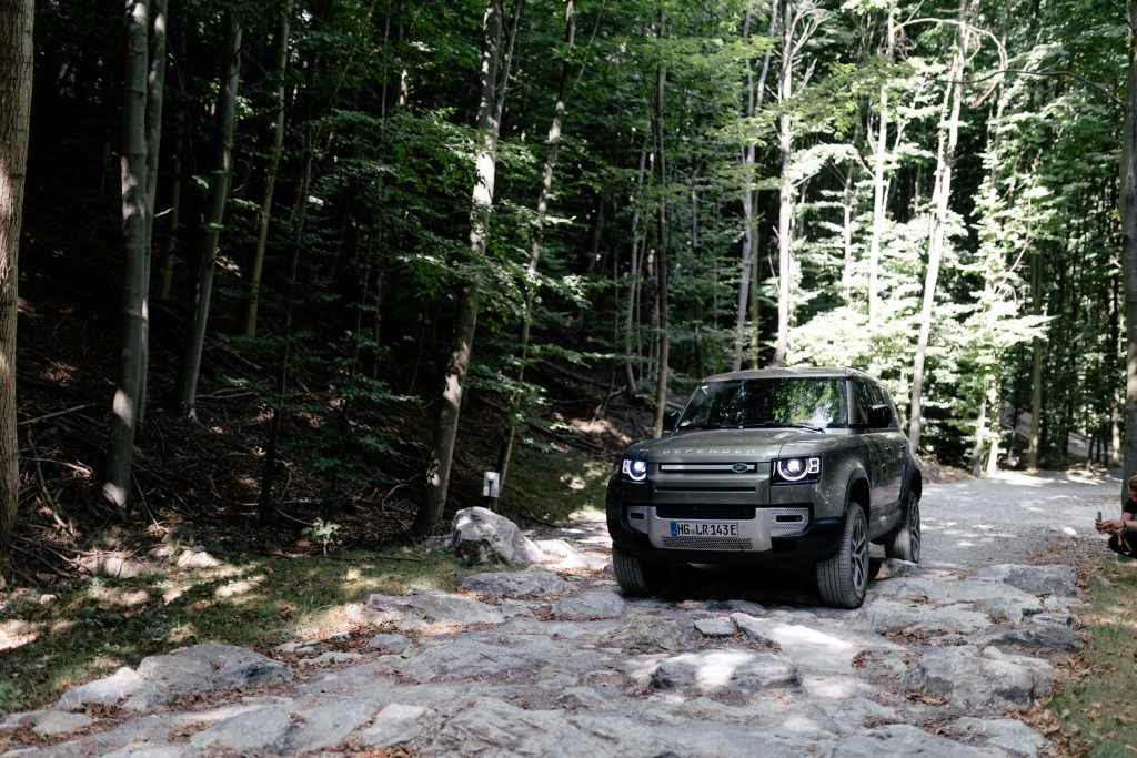 Offroad und Abenteuer in neuer Dimension: Land Rover eröffnet das neue ...
