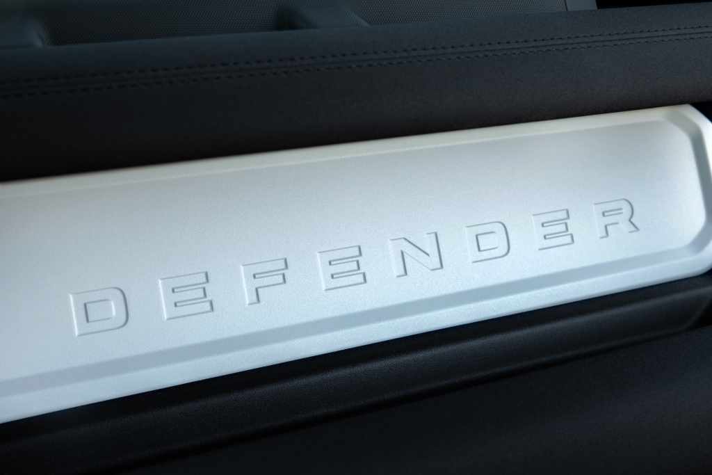 DEFENDER 130 SE P400 - SEDONA RED - LOCATION | Land Rover Media Newsroom