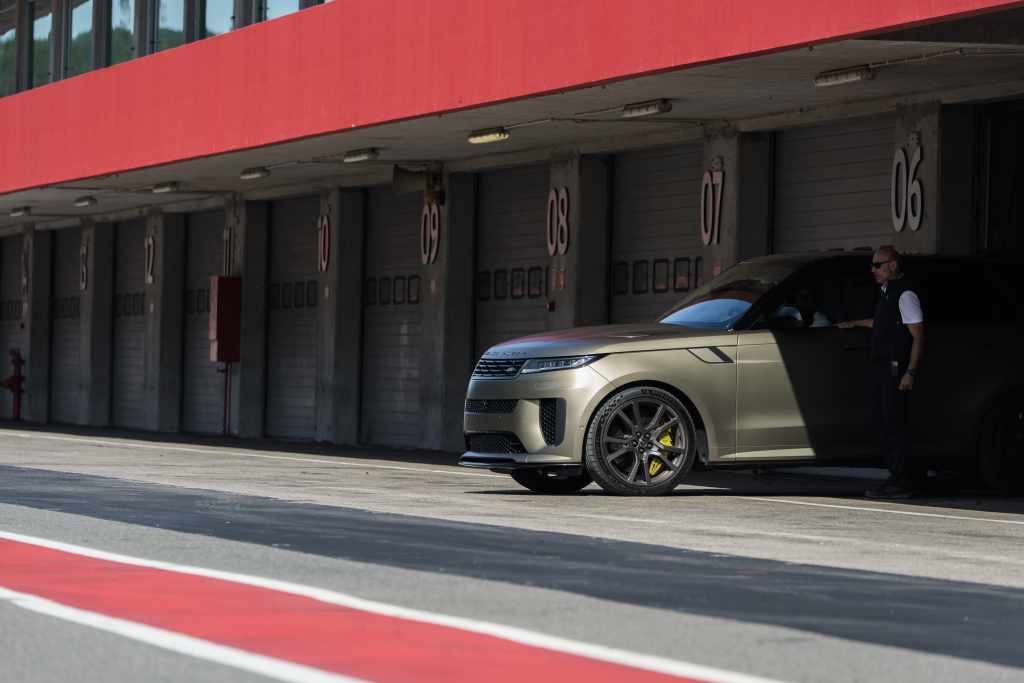 RANGE ROVER SPORT SV BRAKING PERFORMANCE SETS NEW STANDARDS | Land ...