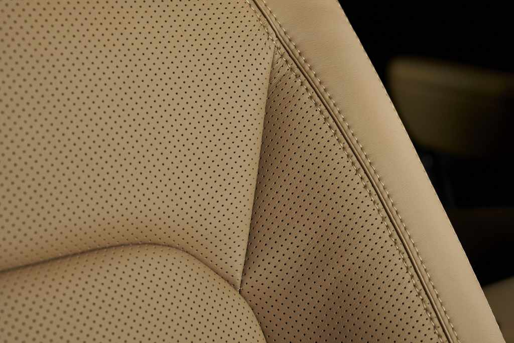 DEFENDER 130 INTERIOR - IMAGES | Land Rover Media Newsroom