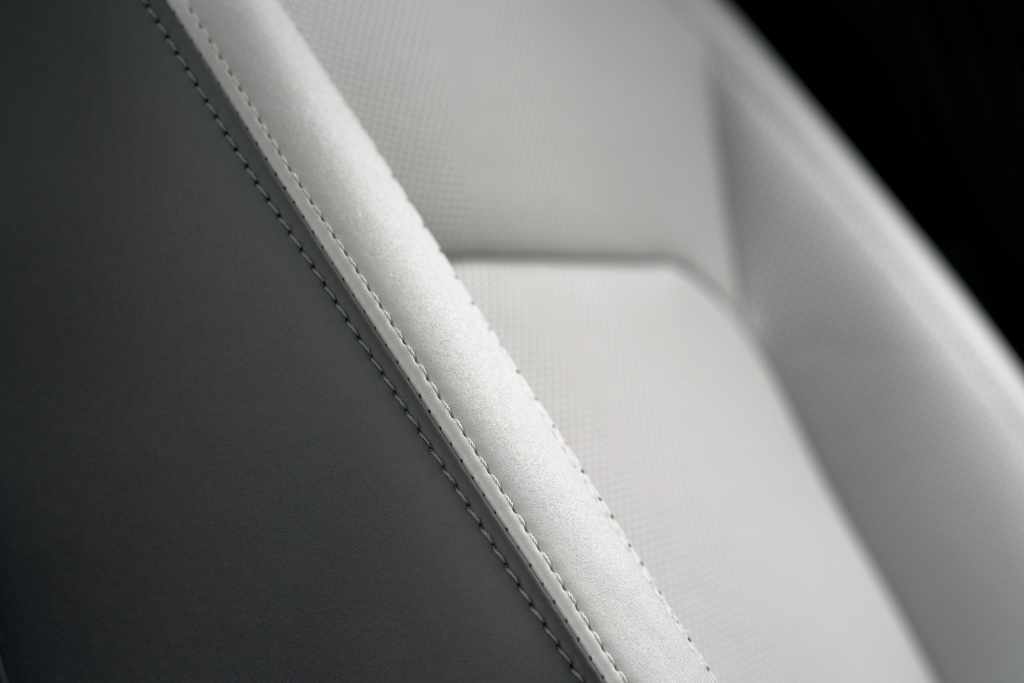 DEFENDER 130 V8 INTERIOR WITH CAPTAIN CHAIRS - IMAGES | Land Rover ...