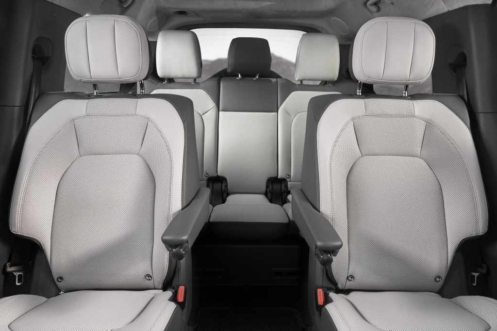 DEFENDER 130 V8 INTERIOR WITH CAPTAIN CHAIRS - IMAGES | Land Rover ...