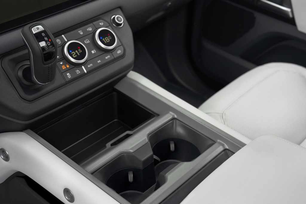 DEFENDER 130 V8 INTERIOR WITH CAPTAIN CHAIRS - IMAGES | Land Rover ...