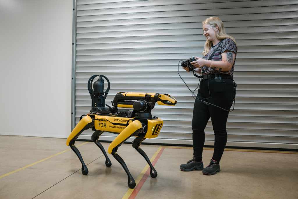 JLR REVEALS ‘ROVER’, THE ROBOTIC GUARD DOG THAT USES AI TO SERVE AND ...