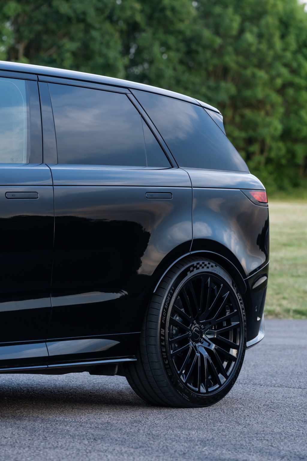 DIPPED IN BLACK: NEW RANGE ROVER SPORT SV BLACK GETS MONOCHROME ...