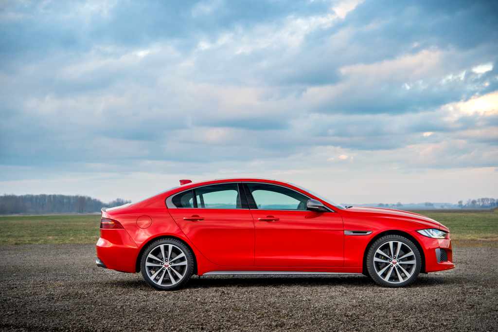 NEW XE 300 SPORT EDITION WINS GRIPPING ICE RACE | Jaguar 2024 Media ...