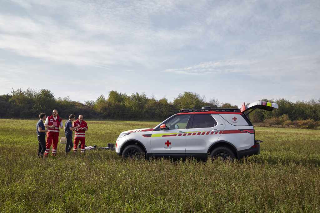 LIFE-SAVING LAND ROVER DISCOVERY JOINS RED CROSS EMERGENCY FLEET | Land ...