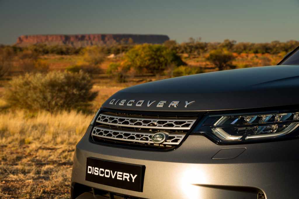 LE LAND ROVER DISCOVERY TRACTE UN TRAIN ROUTIER DE 110 TONNES DANS L ...