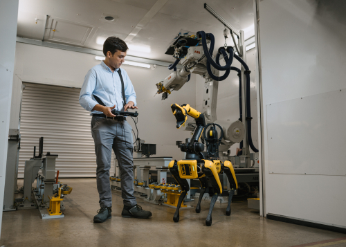 JLR REVEALS ‘ROVER’, THE ROBOTIC GUARD DOG THAT USES AI TO SERVE AND ...